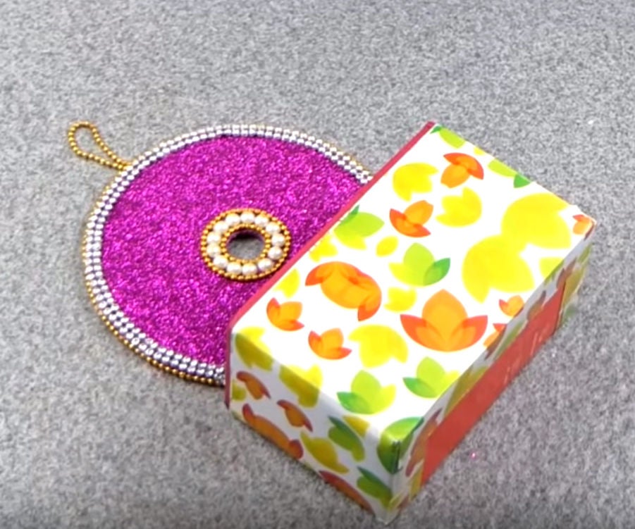 How to Make Hanging Organizer From Old Mobile Box and CD? – Protasm